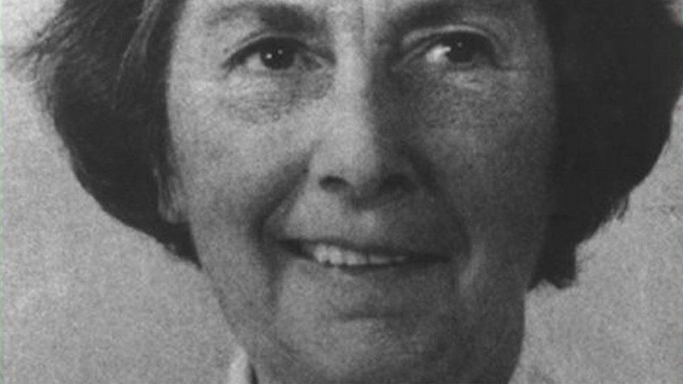 Anrhydeddau'r Frenhines: Diolch, ond dim diolch - BBC Cymru Fyw