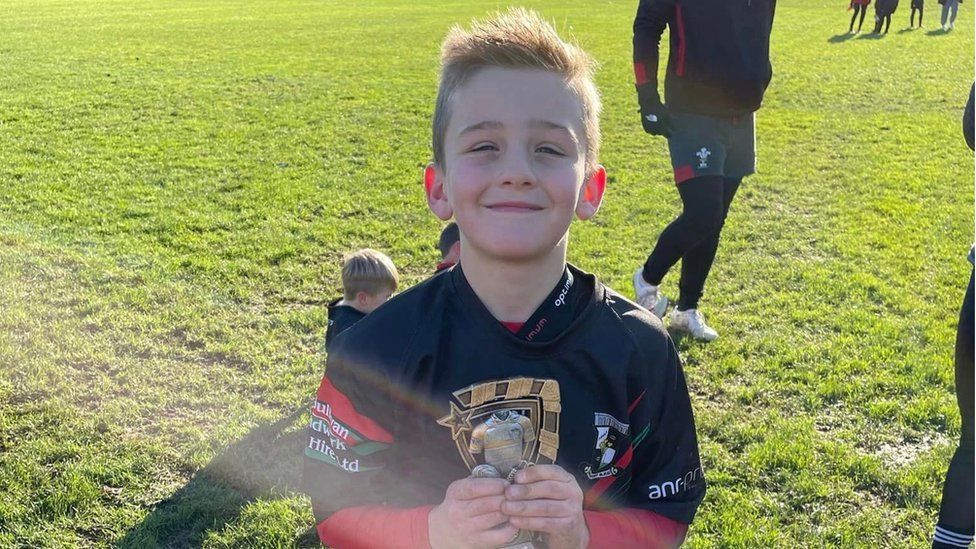 Bachgen 10 oed wedi marw ar ôl syrthio o siglen raff - BBC Cymru Fyw