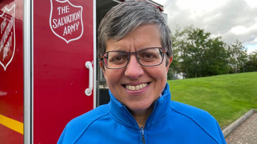 'Coffee and sausage rolls kept Queen queue going' - BBC News