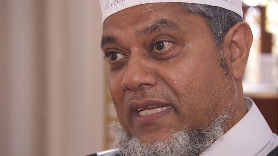 Oldham Central Mosque: Eid celebrated by 4,500 worshippers - BBC News