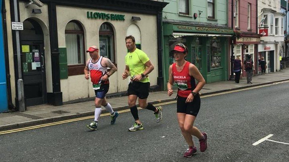 Thousands cheer on Long Course Weekend triathletes in Tenby - BBC News