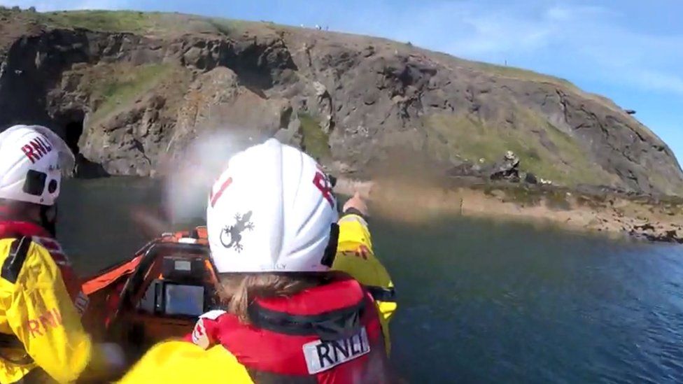 Woman rescued after 20ft cliff fall at Elie in Fife - BBC News