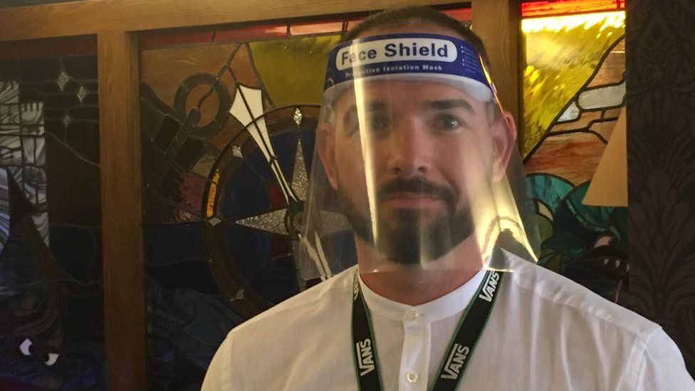 Coronavirus: Pubs and restaurants toast reopening inside - BBC News