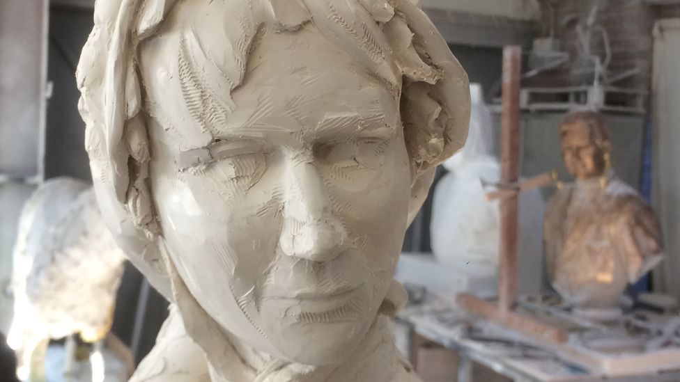 Jane Austen statue design unveiled in Basingstoke - BBC News