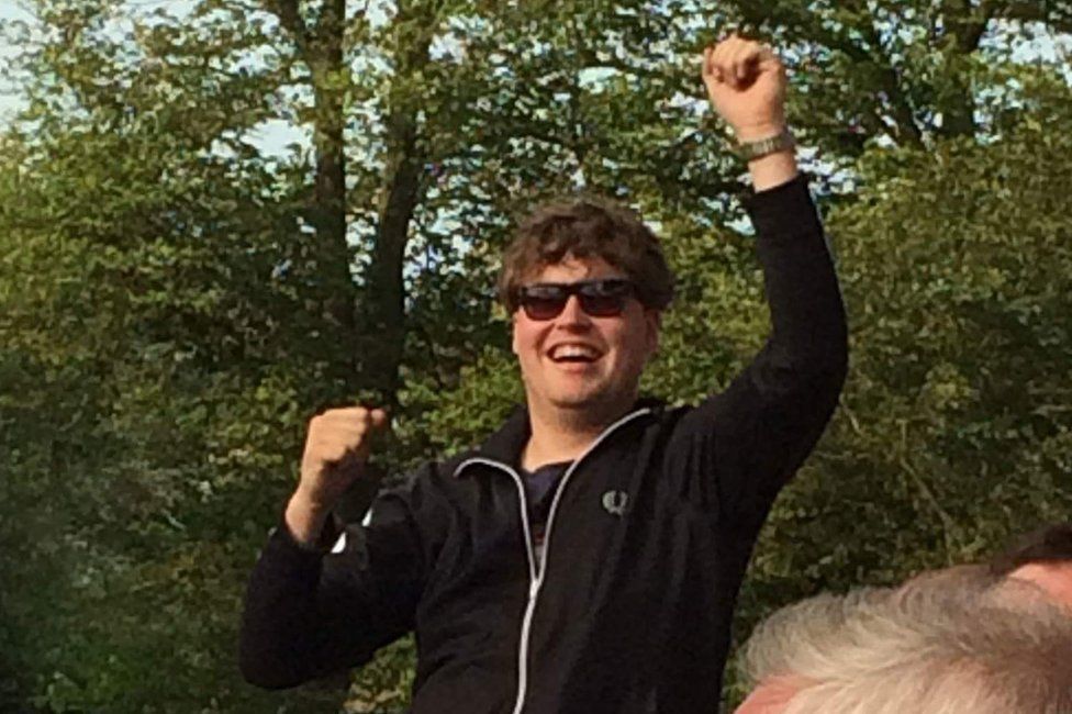 Wheelie bin race raises money in memory of Jack Patrick - BBC News