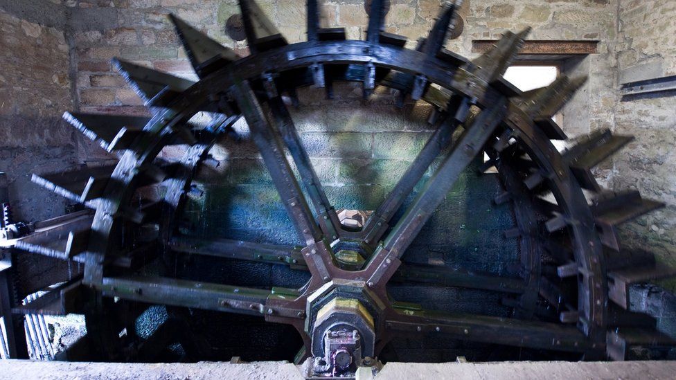 Heatherslaw Corn Mill makes 'garden' millstone appeal - BBC News