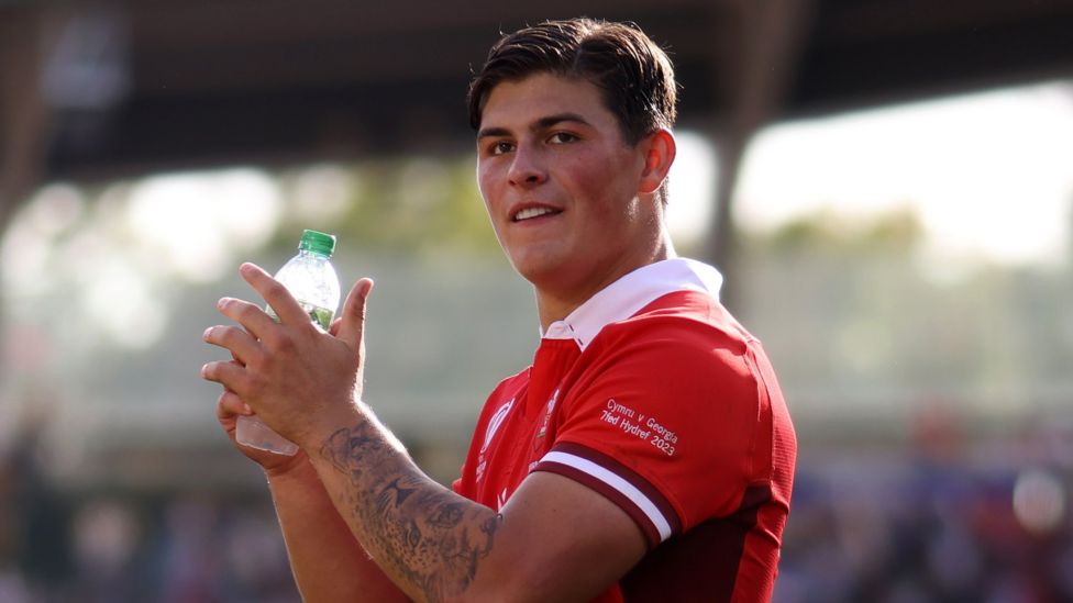 NFL: Travis and Jason Kelce tease idea of Wales trip - BBC News