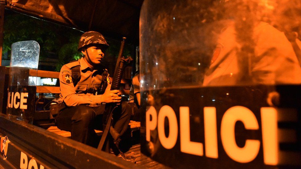 Myanmar police arrest nationalists after Muslim scuffle - BBC News