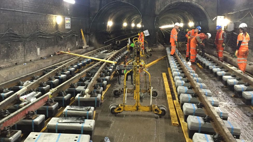 Glasgow Subway reopens after works delay - BBC News