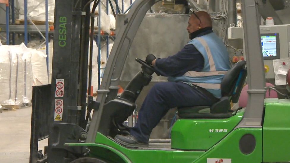 Night-shift workers on challenges of sleep and health - BBC News