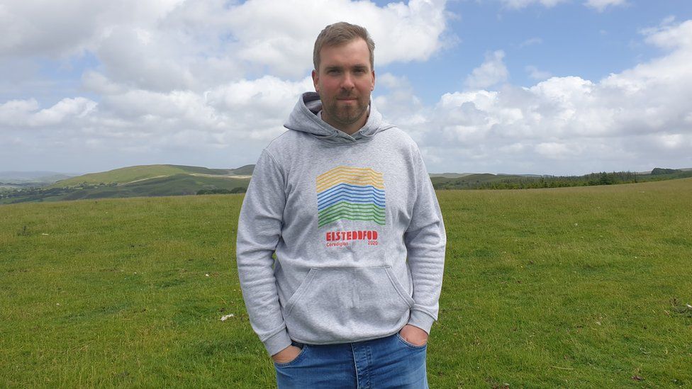 National Eisteddfod: Farmers asked for rocks for monument - BBC News