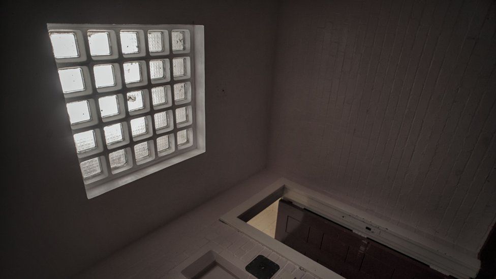 Blundeston Prison: Inside Reggie Kray's old prison cell - BBC News