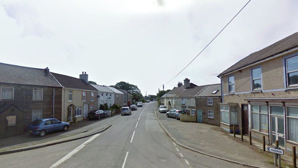 Murder arrests over "sudden" death - BBC News