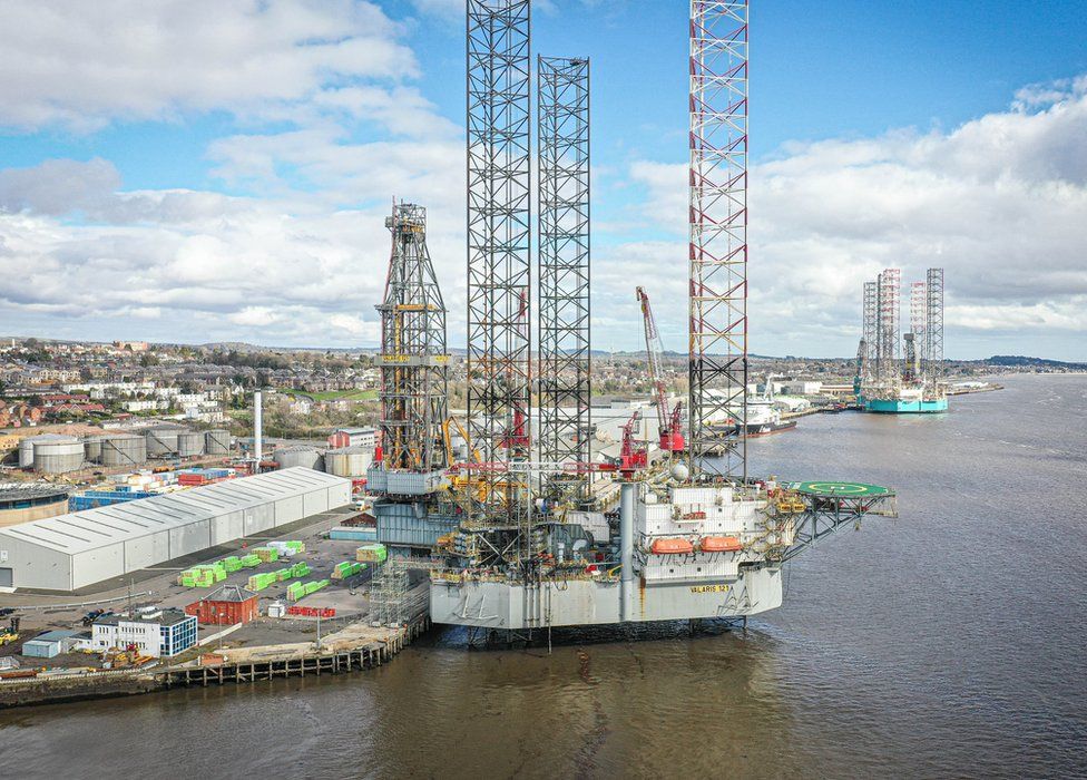 Hole found in North Sea rig deck on day worker vanished - BBC News