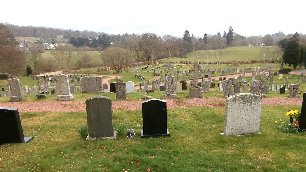Strangers swap cemeteries to remember loved ones - BBC News