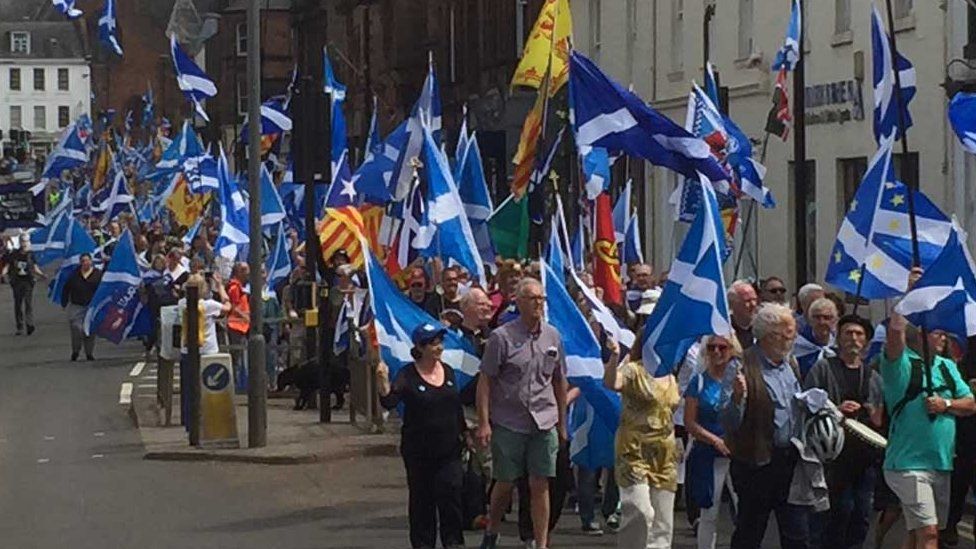 Thousands march for Scottish independence - BBC News