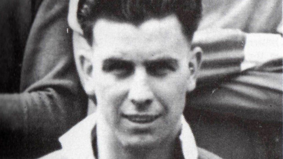 Wrexham footballers Bernard Evans and Bobby Park die a day apart - BBC News