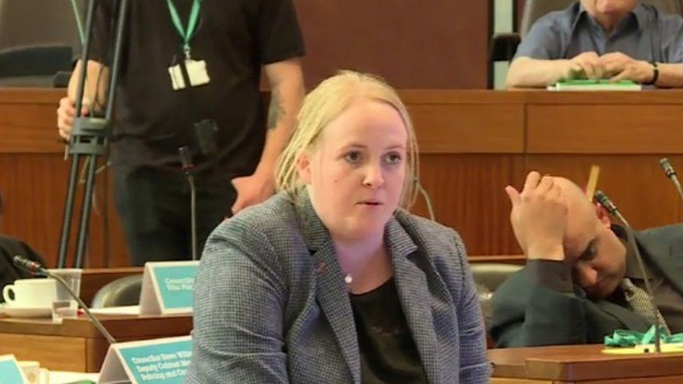 Oldham: Amanda Chadderton to become new council leader - BBC News