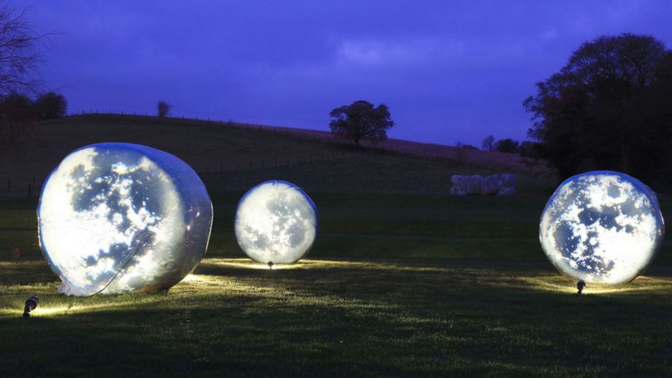 Artist Bruce Munro lights up ancient barn - BBC News