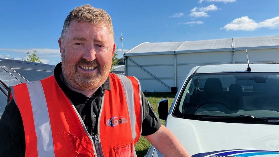 Eisteddfod: Erfyn ar bobl i beidio parcio mewn 'llefydd dwl' - BBC ...