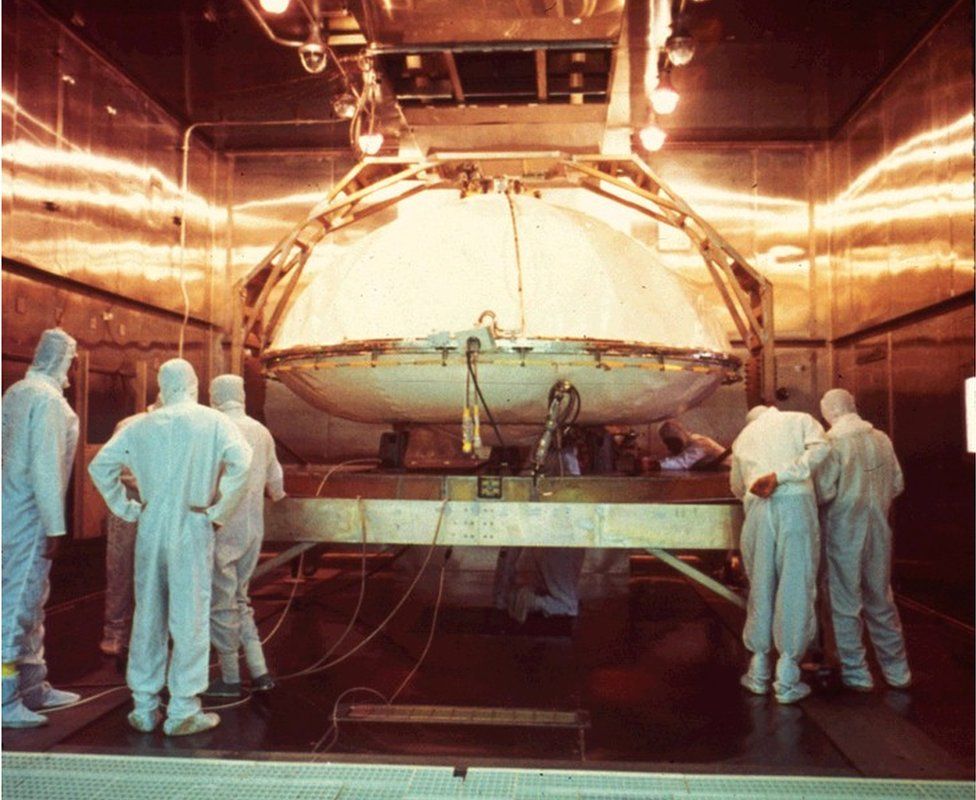 Martian water streaks present exploration challenge - BBC News