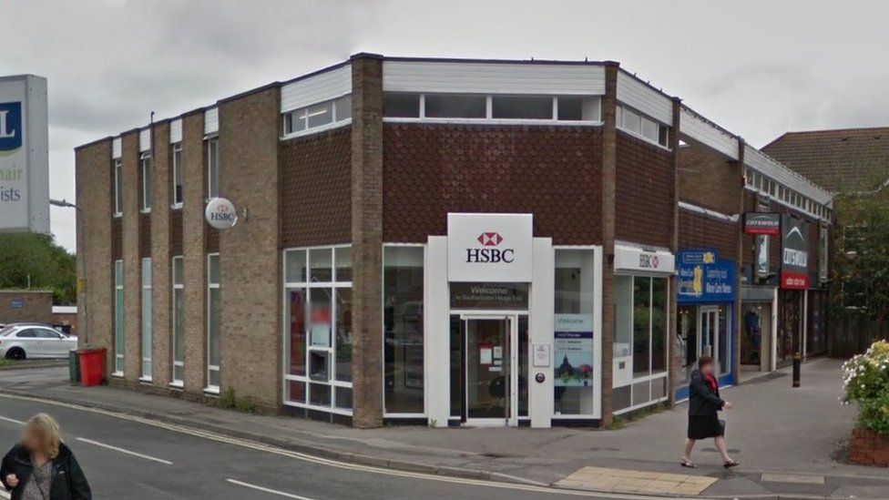 Robbers drive car into Hedge End HSBC bank building - BBC News