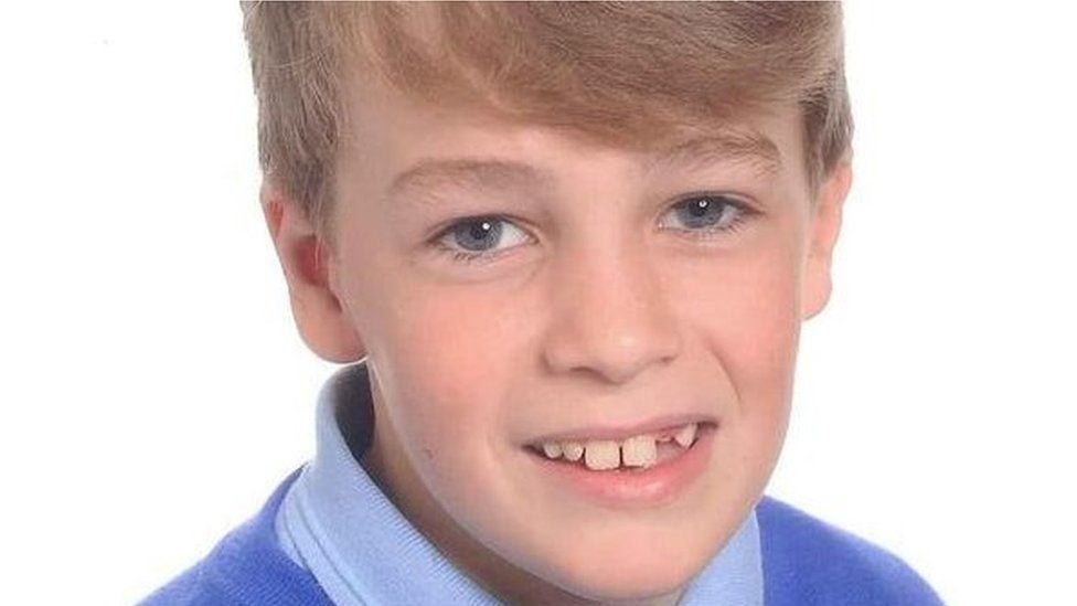 'Totem pole' tribute for hit-and-run victim Samuel Crocker - BBC News