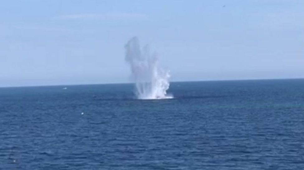 Barcelona's popular beach evacuated over bomb - BBC News