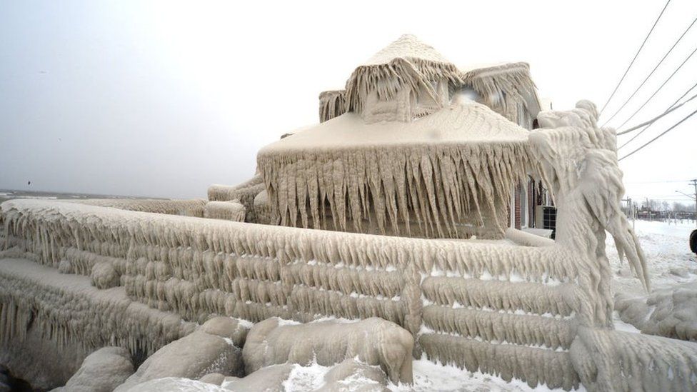 In pictures: US winter storm - BBC Newsround