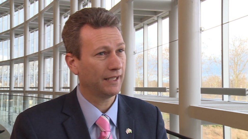 UKIP 'almost unravelling' amid Gill and leadership rows - BBC News