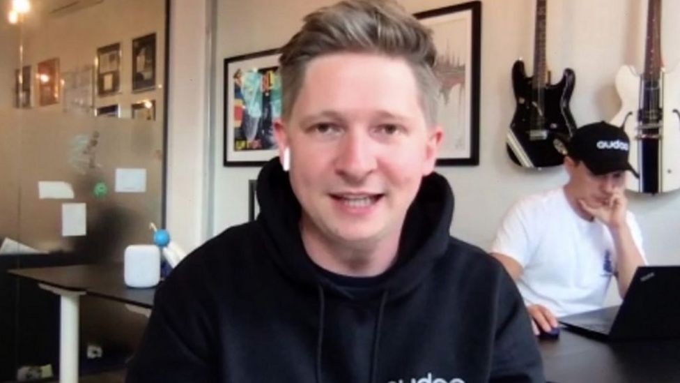 Dating coach Sami Wunder reveals dilemma when starting out - BBC News