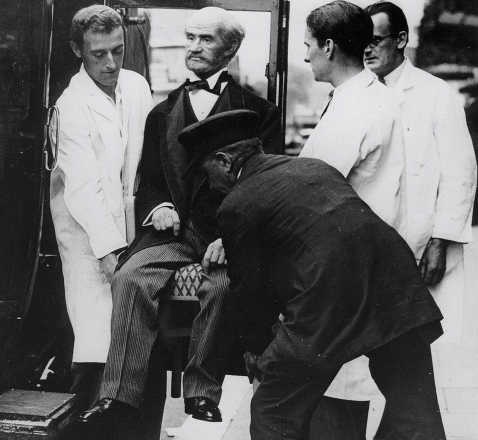Madame Tussauds: The forgotten killers who were forged in wax - BBC News