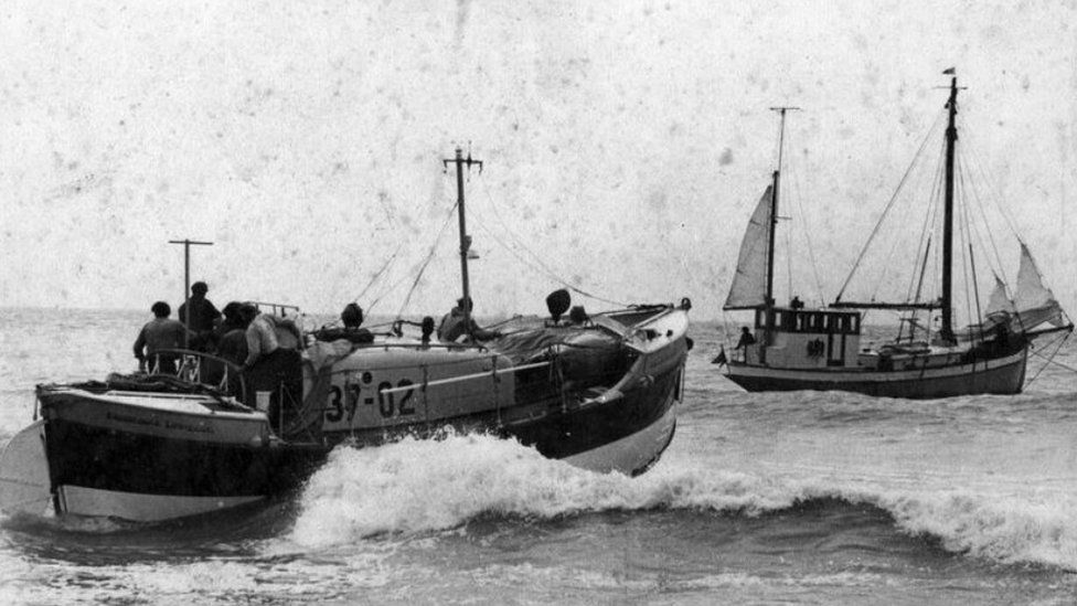 Sheringham marks 150 years of RNLI lifeboats - BBC News