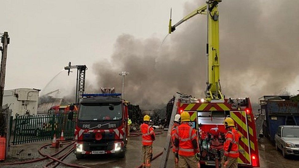 Wigan fire: Crews tackle blaze involving 400 vehicles - BBC News