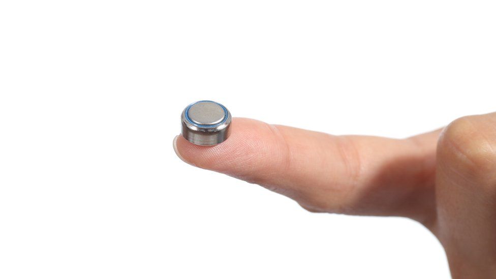 Battery stuck in Leicestershire girl's nose for five months - BBC News