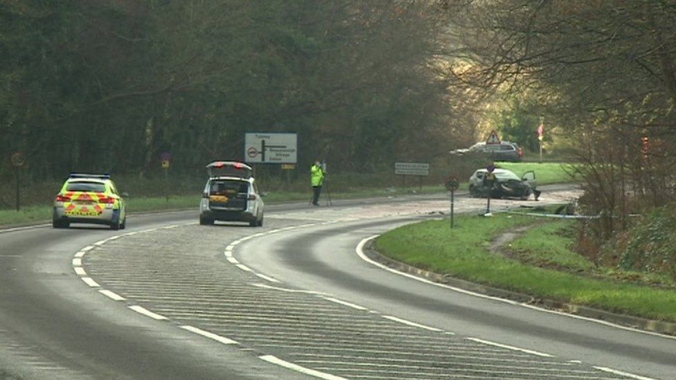 Besselsleigh crash: Man killed in head-on collision - BBC News