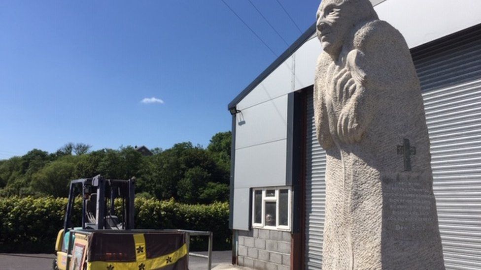 Cludo cerflun anferth o Dewi Sant o Gymru i Lydaw - BBC Cymru Fyw