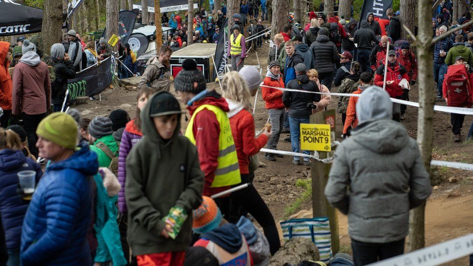 Peaty's Steel City Downhill returns to Sheffield post-lockdown - BBC News