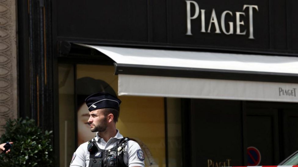 Suspected French thief caught after phone-drop fiasco - BBC News