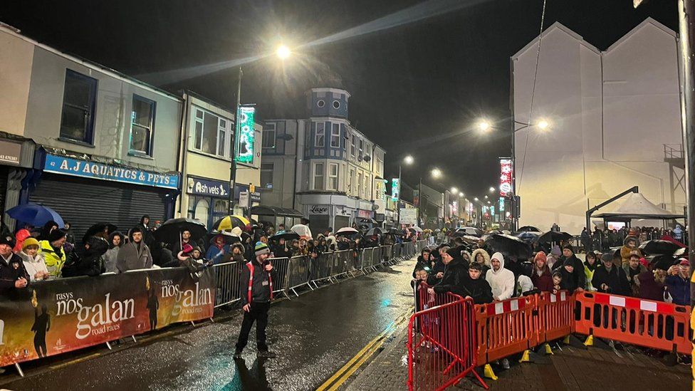 Ras Nos Galan i gofio Guto Nyth Brân yn ôl yn Aberpennar - BBC Cymru Fyw