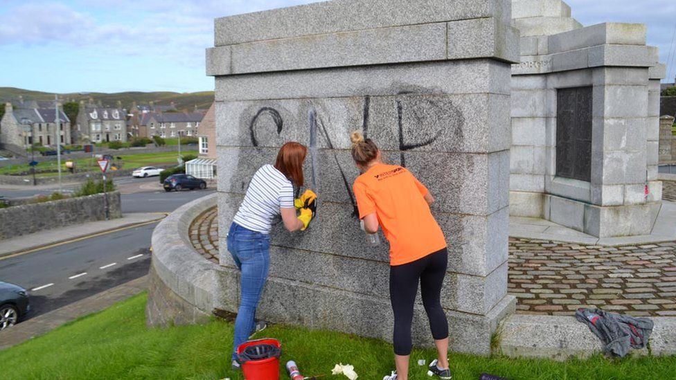 Police inquiry after 'SNP' sprayed on war memorial in Lerwick - BBC News