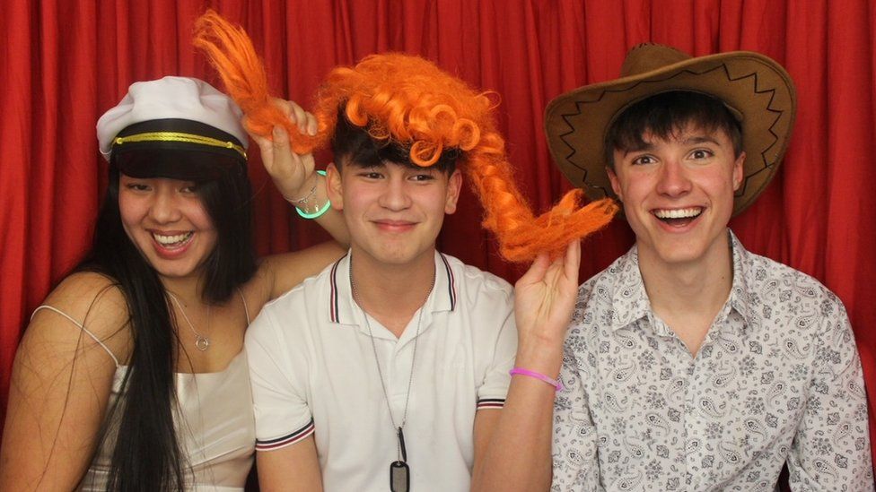 Nottingham attacks: Barnaby Webber friend runs ultramarathon - BBC News