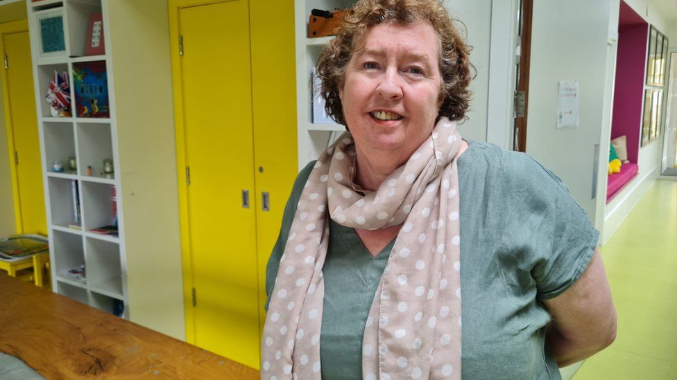 Byw mewn gofal: Bron i chwarter yn ddigartref erbyn 18 oed - BBC Cymru Fyw