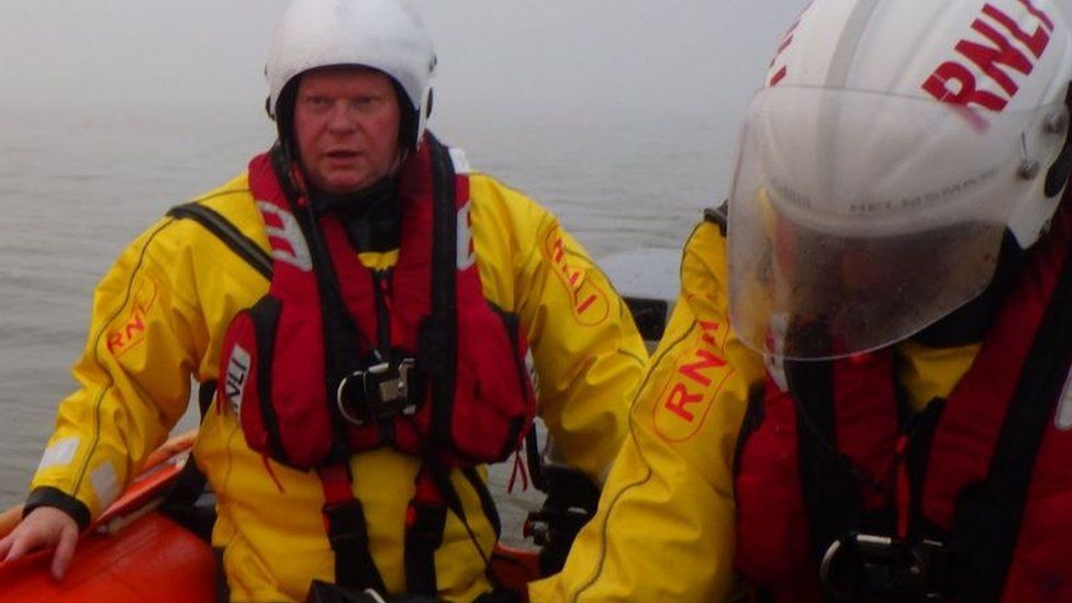 Humber estuary boat sinking: Two people rescued - BBC News