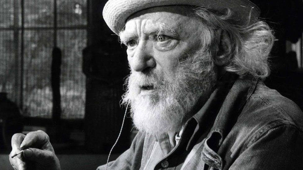 Anrhydeddau'r Frenhines: Diolch, ond dim diolch - BBC Cymru Fyw