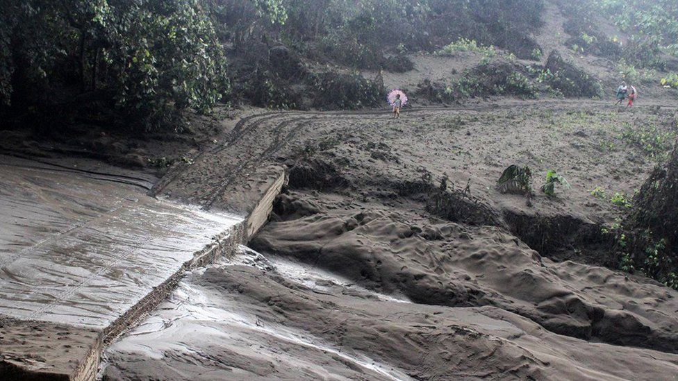 Vanuatu: Ambae island evacuated again over volcano eruption - BBC News