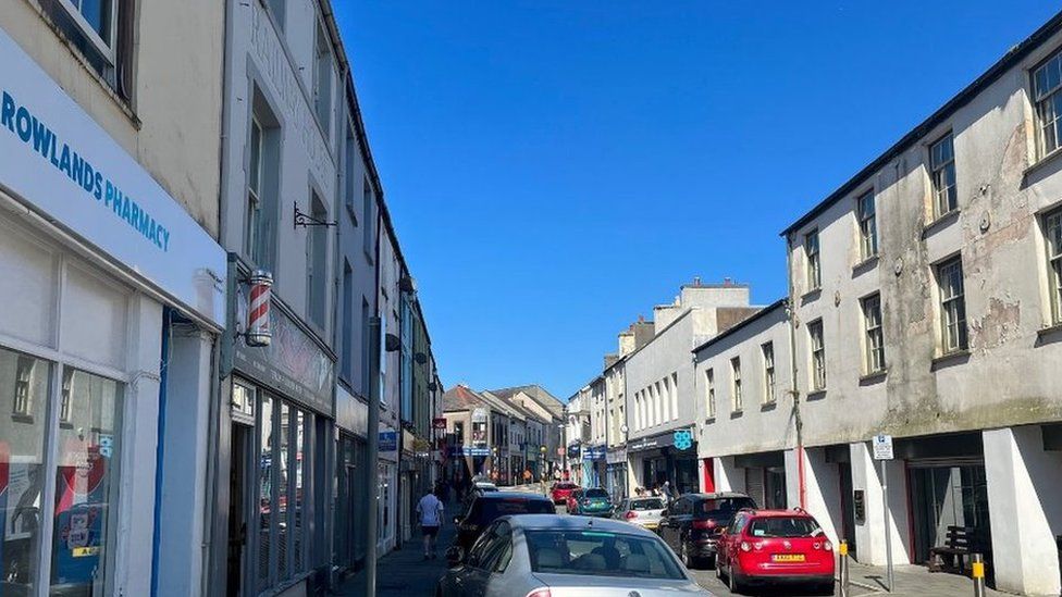 Caergybi i gael £700,000 i wella diogelwch strydoedd - BBC Cymru Fyw