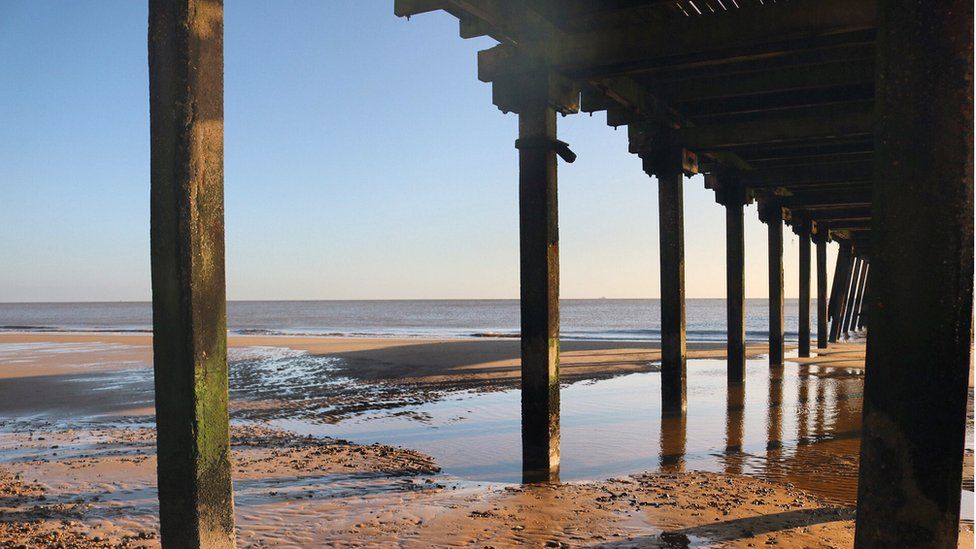 Lowestoft: Photographer's mission to celebrate 'unique' town - BBC News