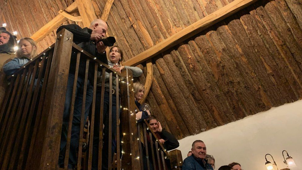 Ferret racing draws record crowd in Yorkshire Dales pub - BBC News