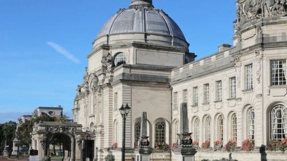 BLM: Mark Drakeford yn cefnogi gwaredu cerflun dadleuol - BBC Cymru Fyw